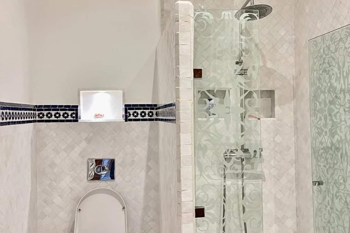 Quarto casal standard | Banheiro | Chuveiro, secador de cabelo, toalhas de banho, sabonete