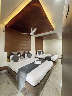 Quarto Quádruplo Familiar | Secretária, secretária adequada para computadores portáteis