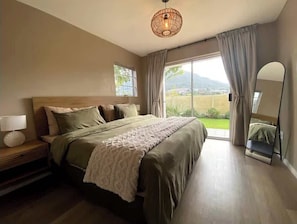 Apartamento, várias camas, pátio, vista para a montanha (Castle View ) | Com decoração personalizada, com mobília individualizada