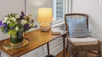 Manner House 2nd Floor - 1 Queen | Roupa de alta qualidade, com decoração personalizada