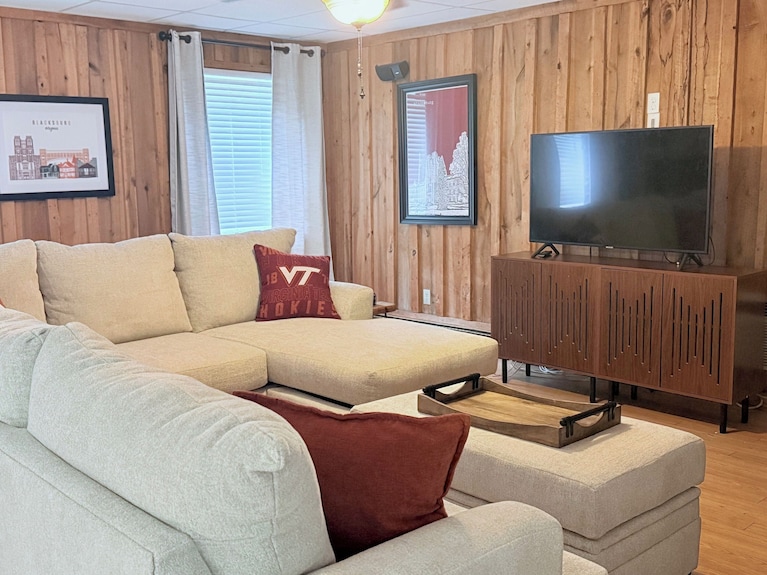 Walk To Lane Stadium ~ Charming 2-bedroom House In Blacksburg - Blacksburg, VA