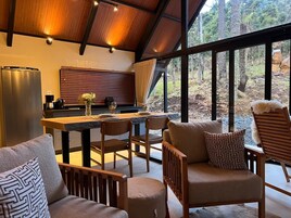 Cabana superior, vista para o pátio | Área de estar | Lareira