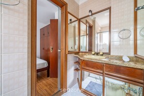 Apartamento Básico | Casa de banho | Um polibã