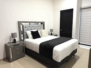 Quarto Duplo Deluxe | Cortinas/cortinados opacos, ferro/tábua de engomar, Wi-fi grátis
