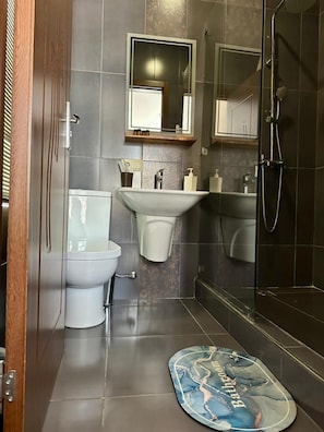 Quarto Triplo Deluxe | Casa de banho | Artigos de higiene pessoal grátis, chinelos