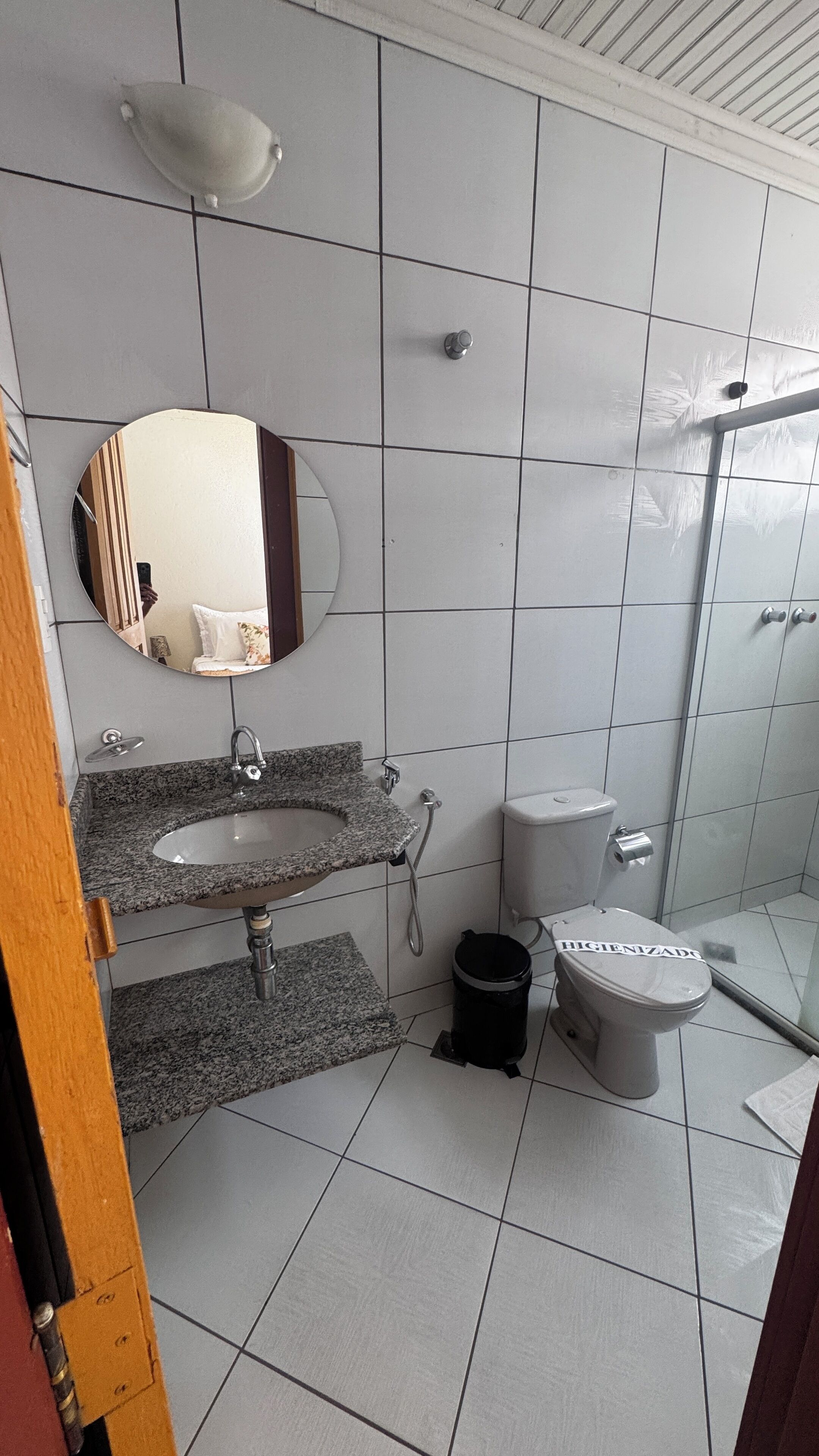 Casa de banho com lavatório de granito, sanita, bidé e zona de duche.