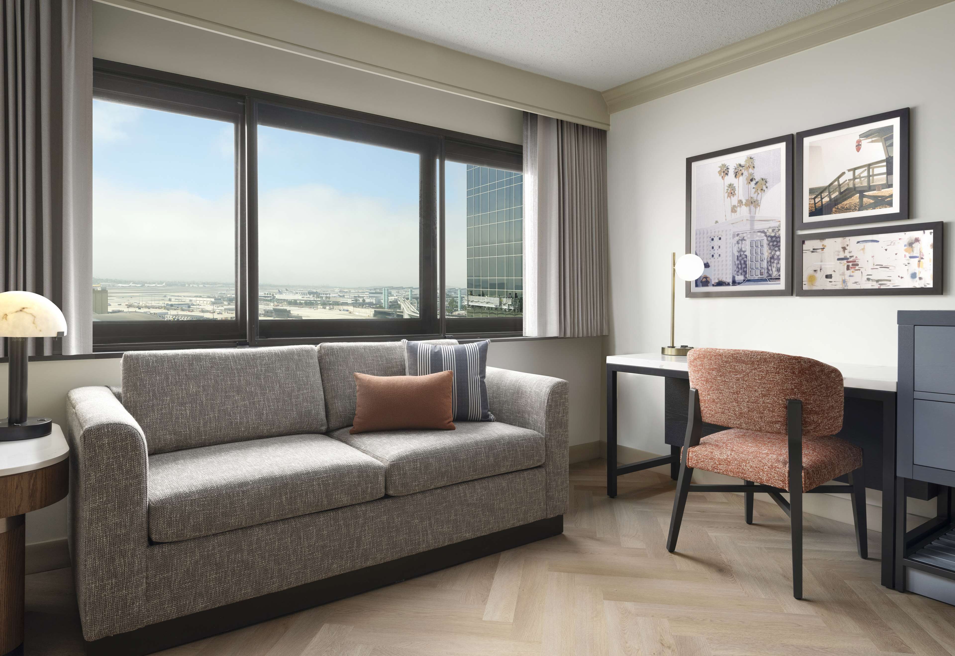 Modern King Stay Near Museums! Onsite Pool, Restaurant, Bar & Gym! Pets Welcome! - Los Angeles, CA