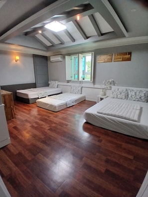 Quarto Familiar, vista para a montanha | Secretária, secretária adequada para computadores portáteis