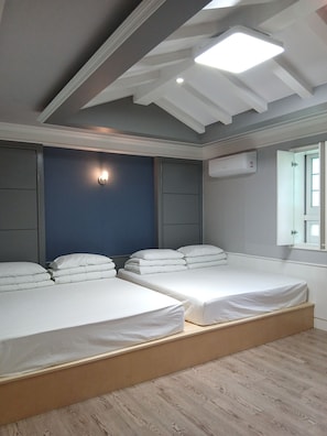 Quarto Duplo ou Twin Familiar, vista para a montanha | Secretária, secretária adequada para computadores portáteis