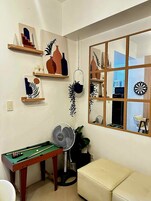 Apartamento Deluxe em Condomínio Fechado, 1 quarto, varanda, vista para a piscina | Sala de estar | Smart TV de 42 polegadas com canais digitais, Netflix 