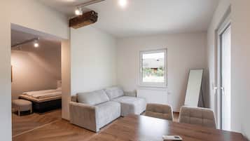 Suite-Estúdio Deluxe, varanda, vista para a colina | Sala de estar | Brinquedos
