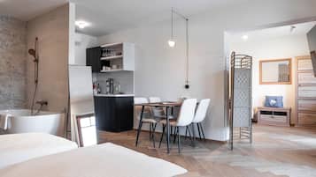 Suite de Luxo, vista para o jardim | Sala de estar | Brinquedos