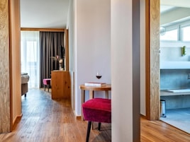 Quarto casal luxo, sacada, vista para o pátio | Parte interna