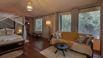 Tenda Deluxe, 1 cama king-size, fumadores, vista para o jardim | Com decoração personalizada, com mobília individualizada, secretária