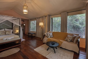 Barraca luxo, 1 cama King, para fumantes, vista para o jardim | Individualmente decorados, individualmente mobiliados, escrivaninha