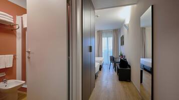 Quarto Triplo | Minibar, secretária, Wi-fi grátis, roupa de cama fornecida