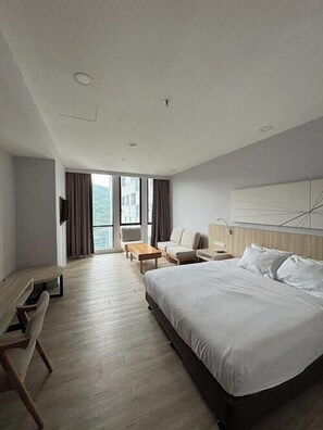 Quarto Duplo Deluxe | Cofre no quarto, secretária, cortinas/cortinados opacos 