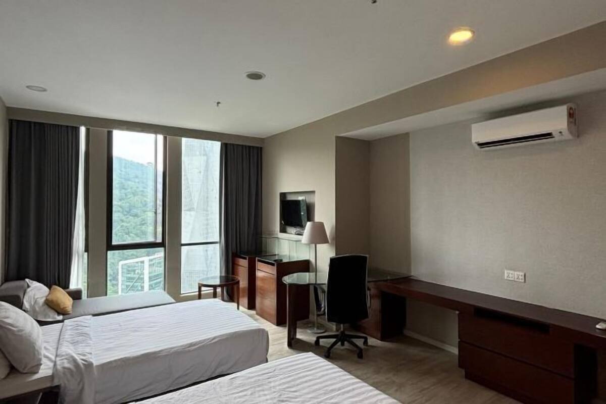 Cofres nos quartos, escrivaninha, cortinas blackout