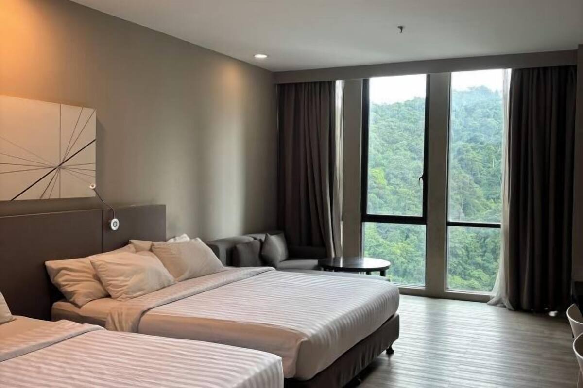 Cofres nos quartos, escrivaninha, cortinas blackout