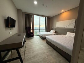 Quarto Triplo Superior, Vista para a cidade | Cofre no quarto, secretária, cortinas/cortinados opacos 