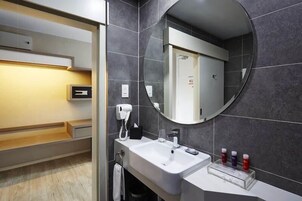Quarto Duplo ou Twin Superior, Vista para a cidade | Casa de banho | Um secador de cabelo, roupões, chinelos, toalhas fornecidas 