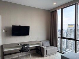 Quarto Individual | Cofre no quarto, secretária, cortinas/cortinados opacos 