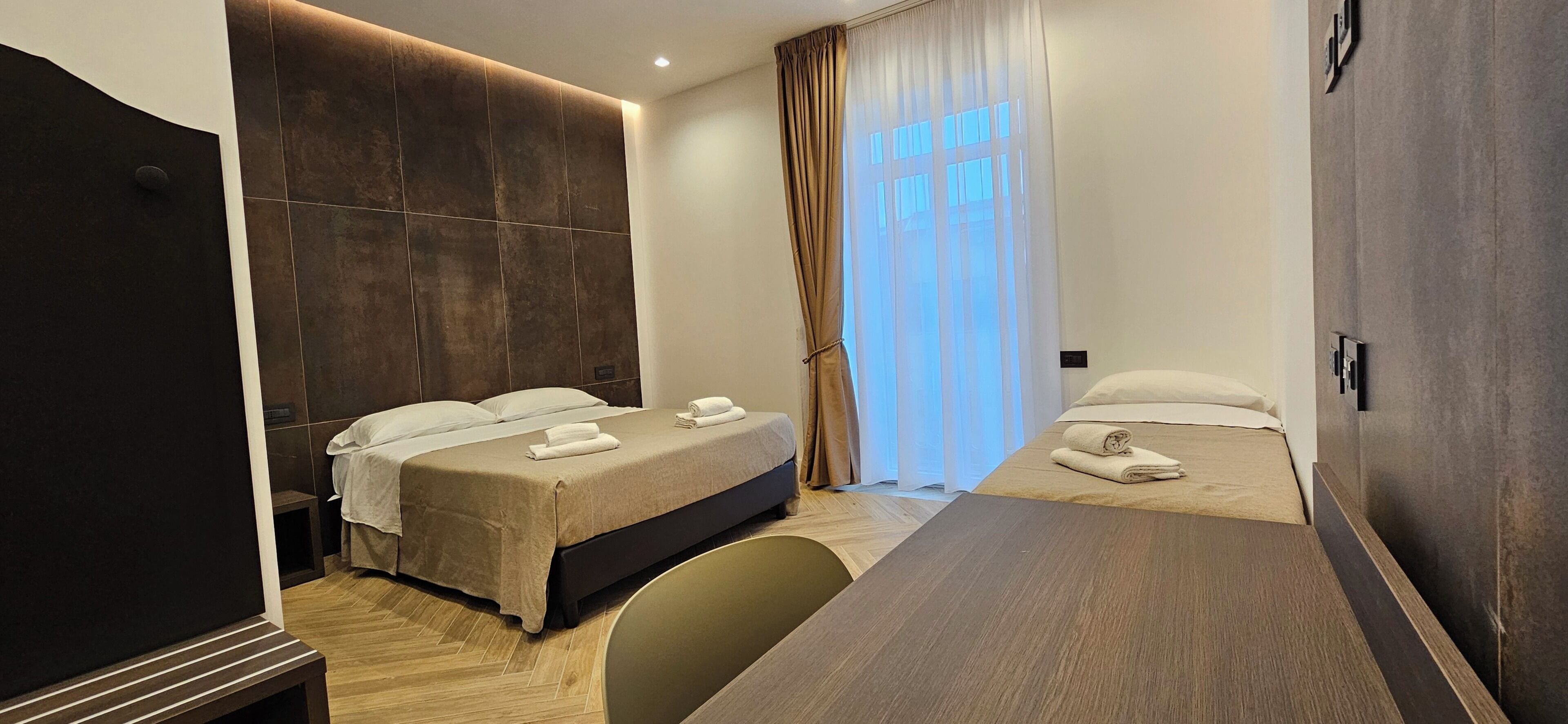 Quarto quádruplo luxo | Roupas de cama antialérgicas, camas com colchões pillow-top