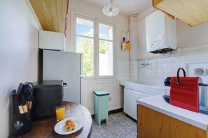 Apartamento | Cozinha privada | Um frigorífico, um micro-ondas, um forno, uma placa de cozinha 