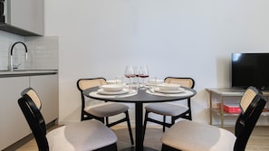 Apartamento (1 Bedroom) | Cozinha privada | Micro-ondas, máquina de café expresso, chaleira elétrica