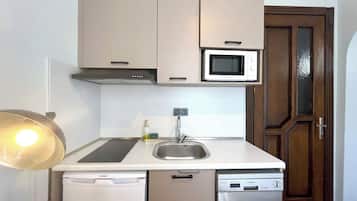 Minifrigorífico, um micro-ondas, uma placa de cozinha