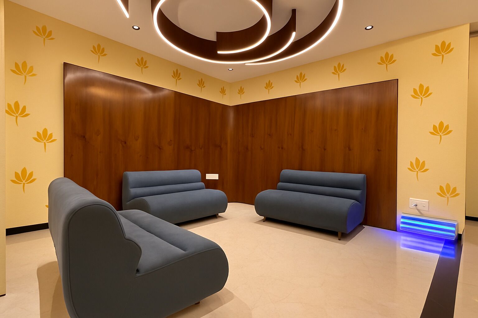 Quarto moderno com dois sofás azuis, uma parede de destaque em madeira e um lustre no teto.