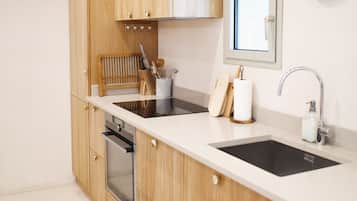 Suite Deluxe, pátio, vista para o mar | Cozinha privada | Uma máquina de café expresso, uma chaleira elétrica