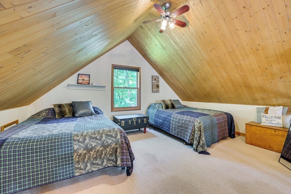 ドック アクセス + ニアバイ ビーチ: ヒギンズ レイク リトリート！ - ヒギンズ・レイク, MI