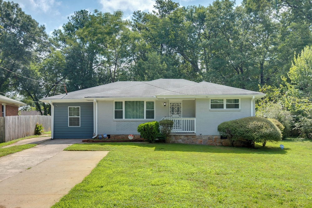 Inviting Home W/ Backyard: 8 Mi To Dtwn Atlanta! - Atlanta, GA