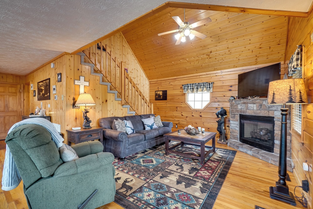 Hot Tub & Game Room: Sevierville Family Cabin! - Gatlinburg, TN