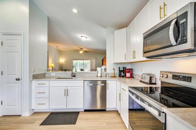 4 Mi to Beaches: Fort Myers Escape w/ Patio