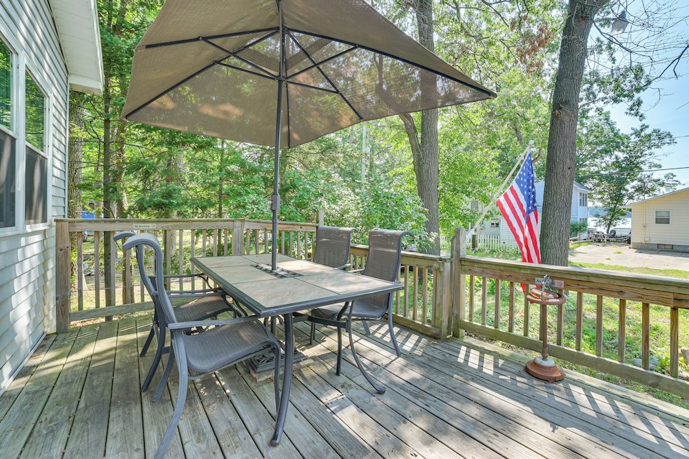 Walk To Sand Lake: Family-friendly Getaway W/ Deck - Michigan