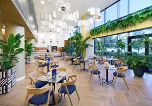Café da manhã com buffet todos os dias mediante uma taxa
