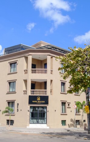 Um edifício com uma placa indicando 'VISTA IRACEMA STUDIOS' na entrada.