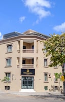Um edifício com uma placa indicando 'VISTA IRACEMA STUDIOS' na entrada.