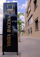 Placa preta com letras douradas para Vista Iracema Studios.