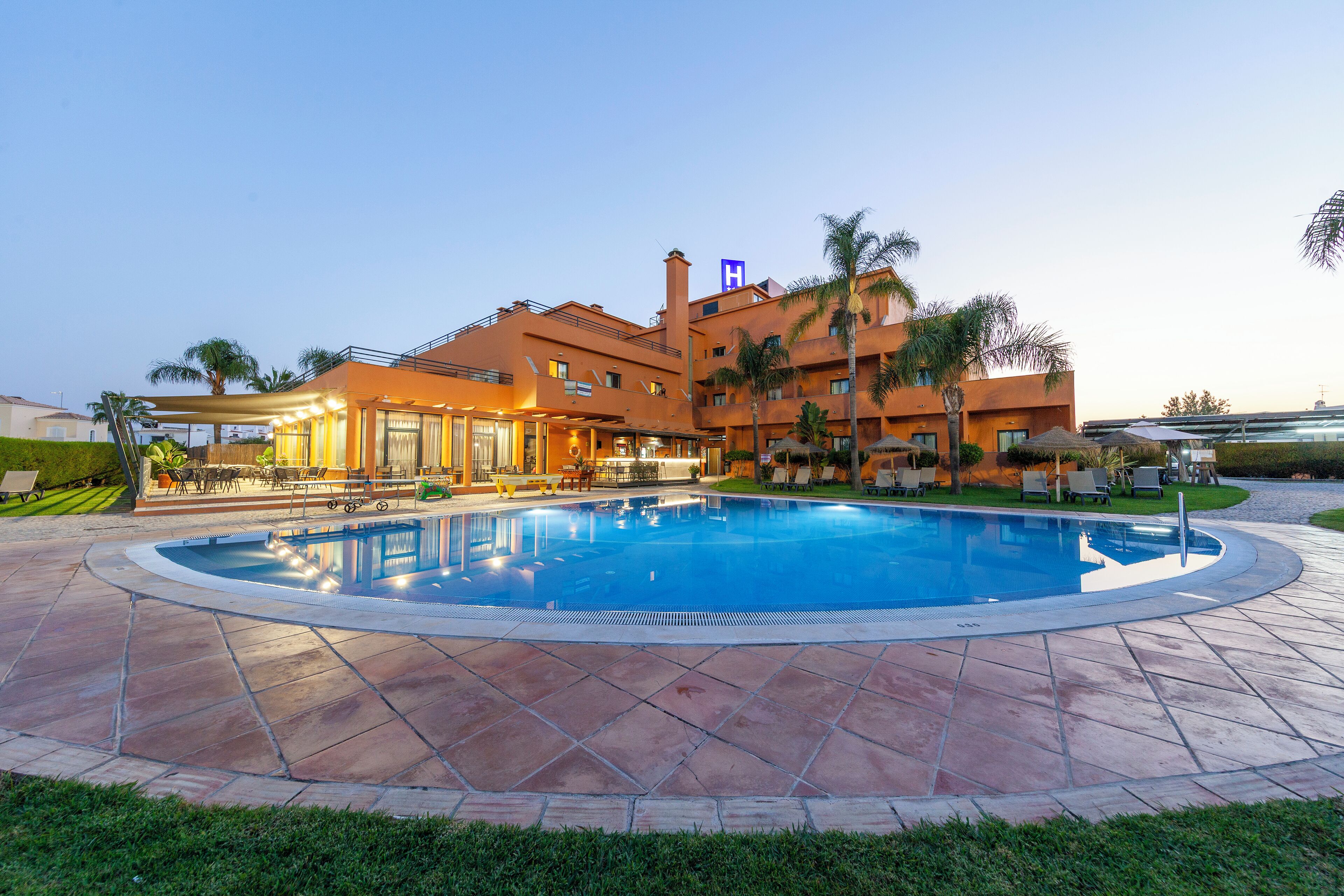 Piscina externa sazonal, funciona das 9h às 20h, guarda-sóis