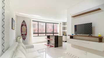 Apartamento básico | Área de estar | TV