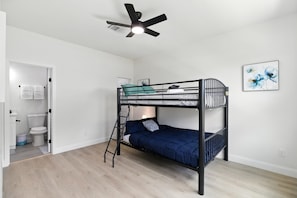 Duplex, 3 quartos | 3 quartos, espaço de trabalho para notebook