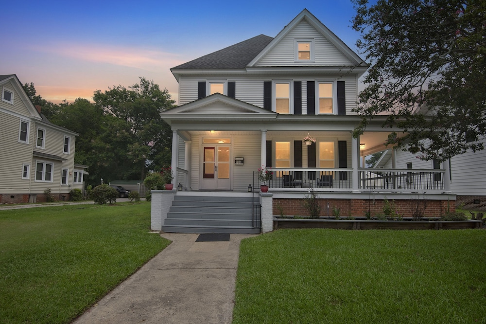 Historic Elegance In The Heart Of Elizabeth City 4 Bedroom Home - Elizabeth City, NC