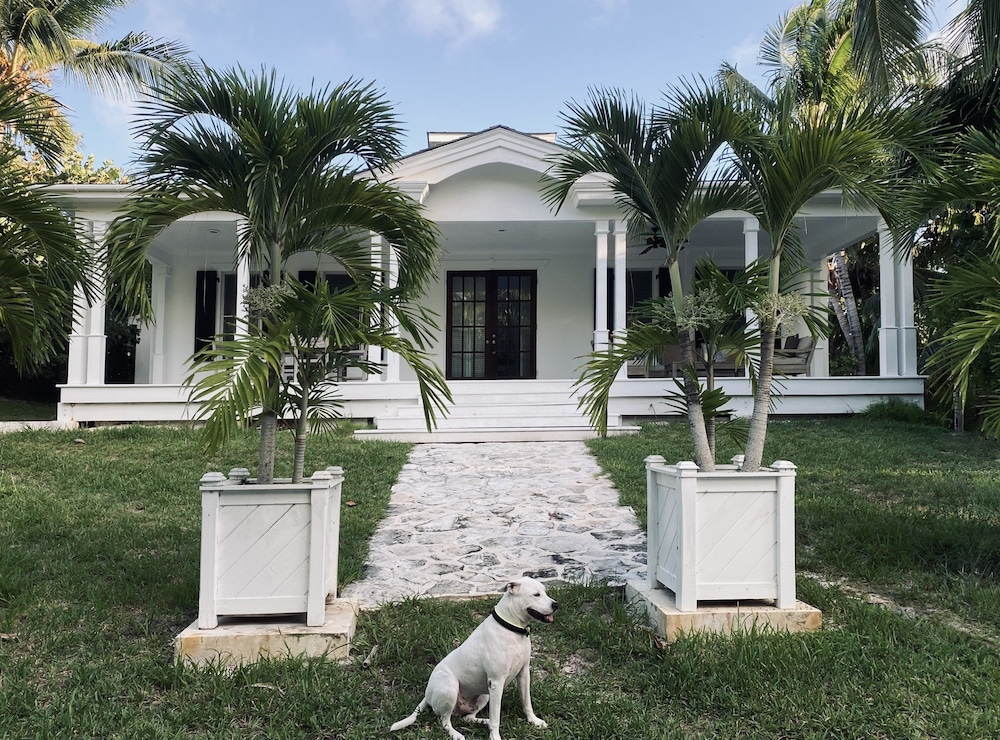 Hibiscus Hill Cricket Pavilion - Retreat Near Pink Sand Beach 2 Bedroom Cottage - Caraïbes