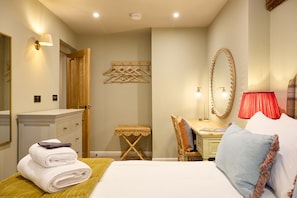2 quartos, com decoração personalizada, com mobília individualizada