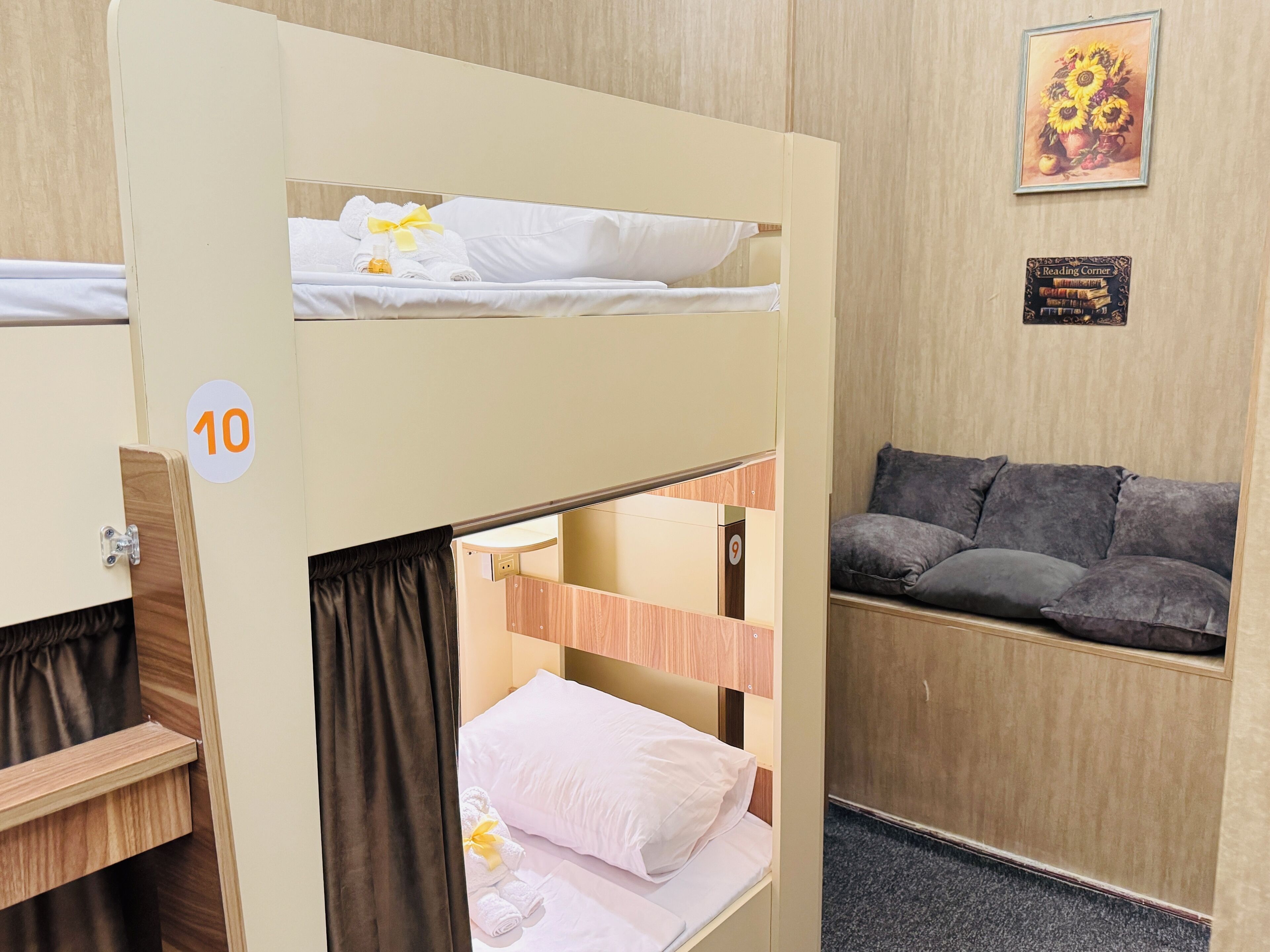 Dormitório compartilhado conforto | Roupas de cama premium, escrivaninha, espaço de trabalho para notebook