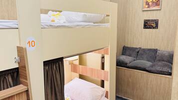 Dormitório compartilhado conforto | Roupas de cama premium, escrivaninha, espaço de trabalho para notebook