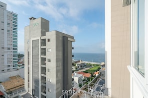 Um edifício alto com vista para o mar.